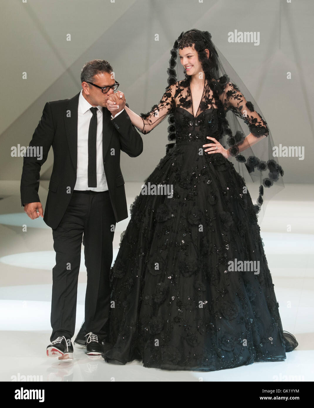 Naeem Khan famous is the Indian-American designer living in New York ...