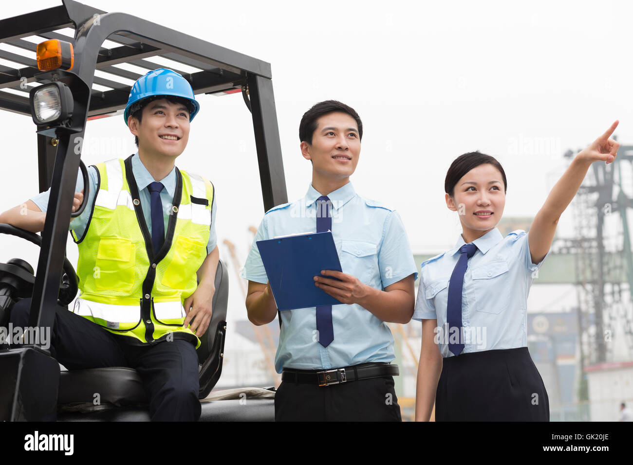 Logistics warehouse management staff to communicate with the worker ...