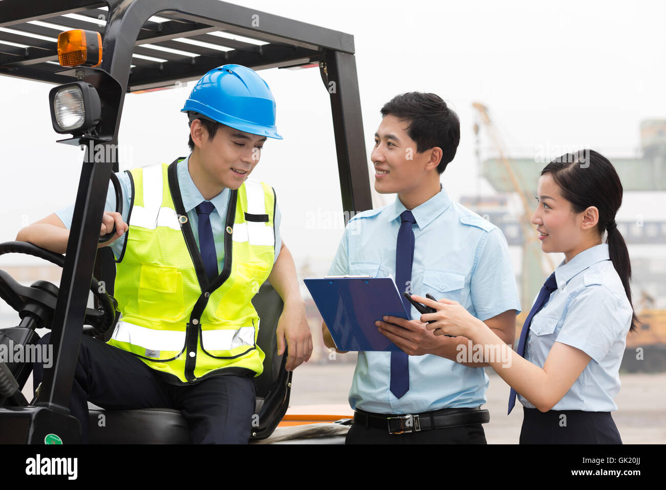 Logistics warehouse management staff to communicate with the worker ...