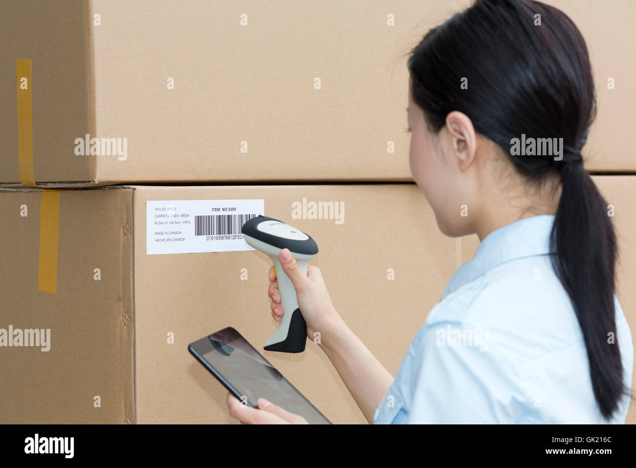 Logistics warehouse management personnel scan goods Stock Photo - Alamy