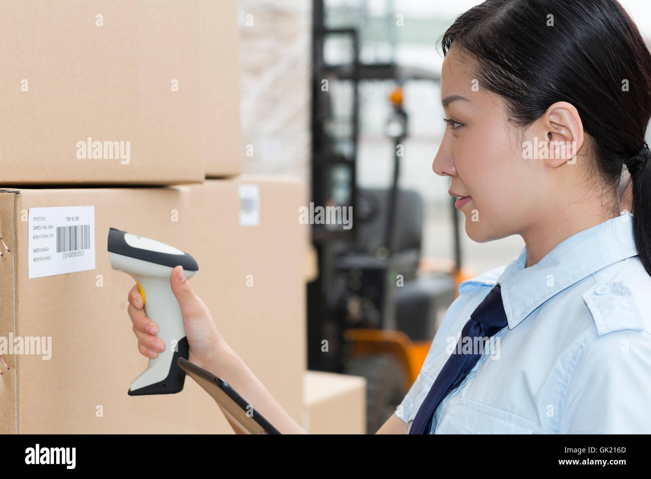 Logistics warehouse management personnel scan goods Stock Photo - Alamy