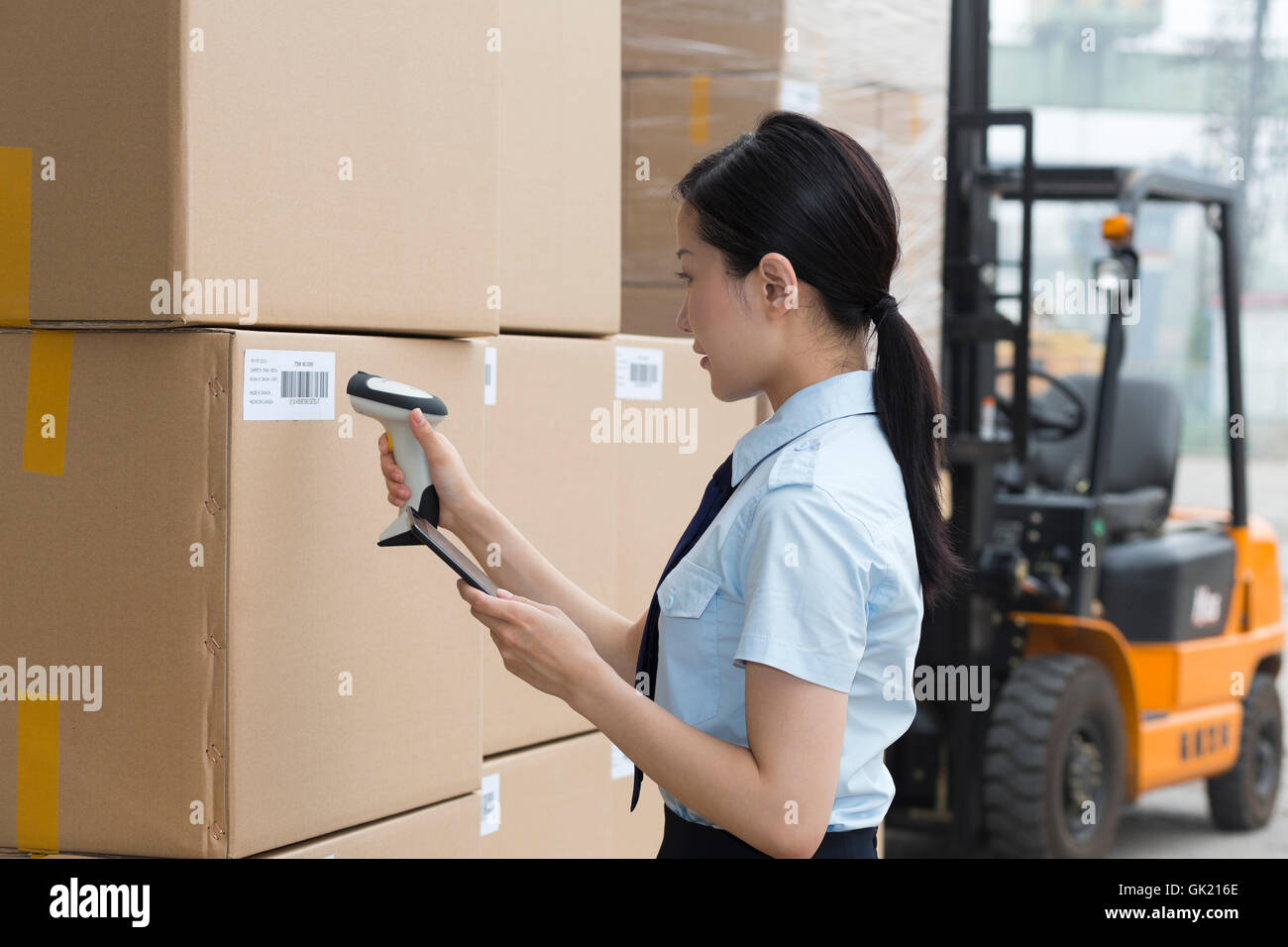 Logistics warehouse management personnel scan goods Stock Photo - Alamy