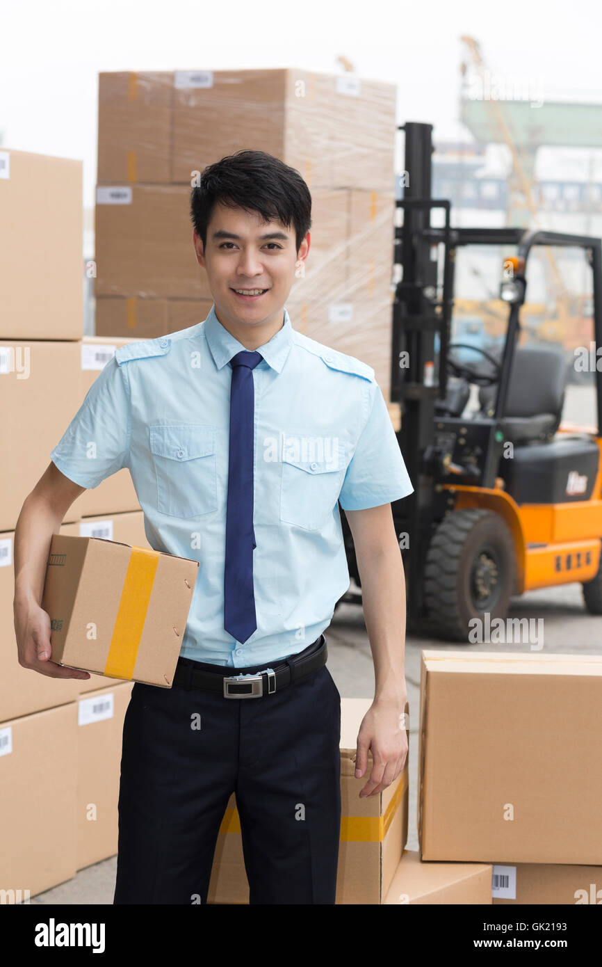Logistics warehouse staff to deliver the goods Stock Photo - Alamy