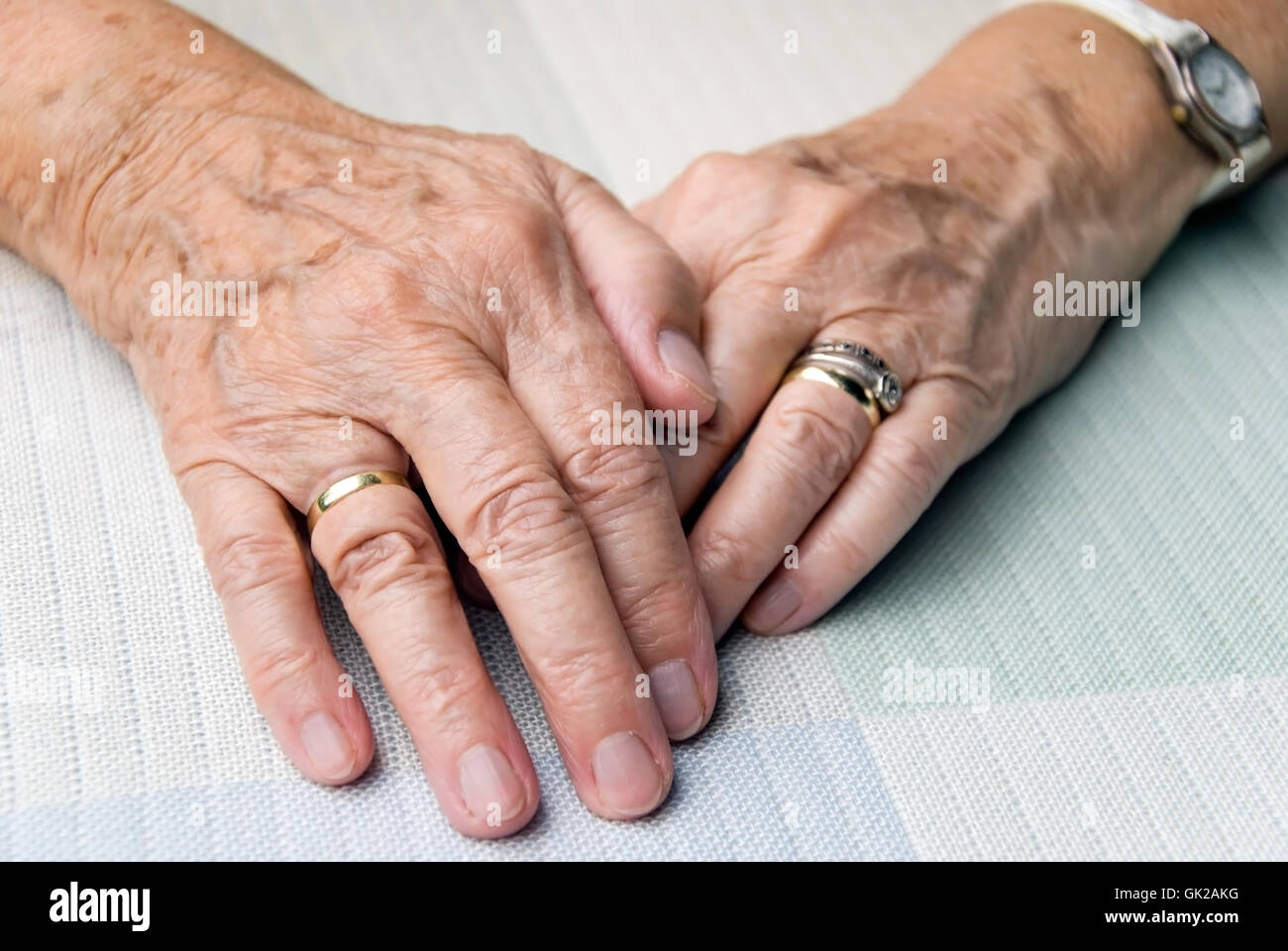 Altere hand hi-res stock photography and images - Alamy