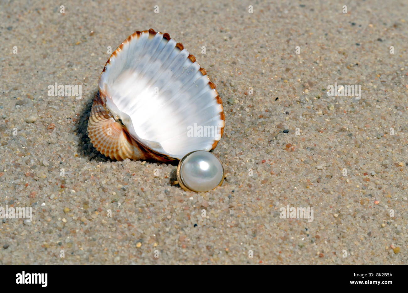 Ocean jewellery hi-res stock photography and images - Alamy