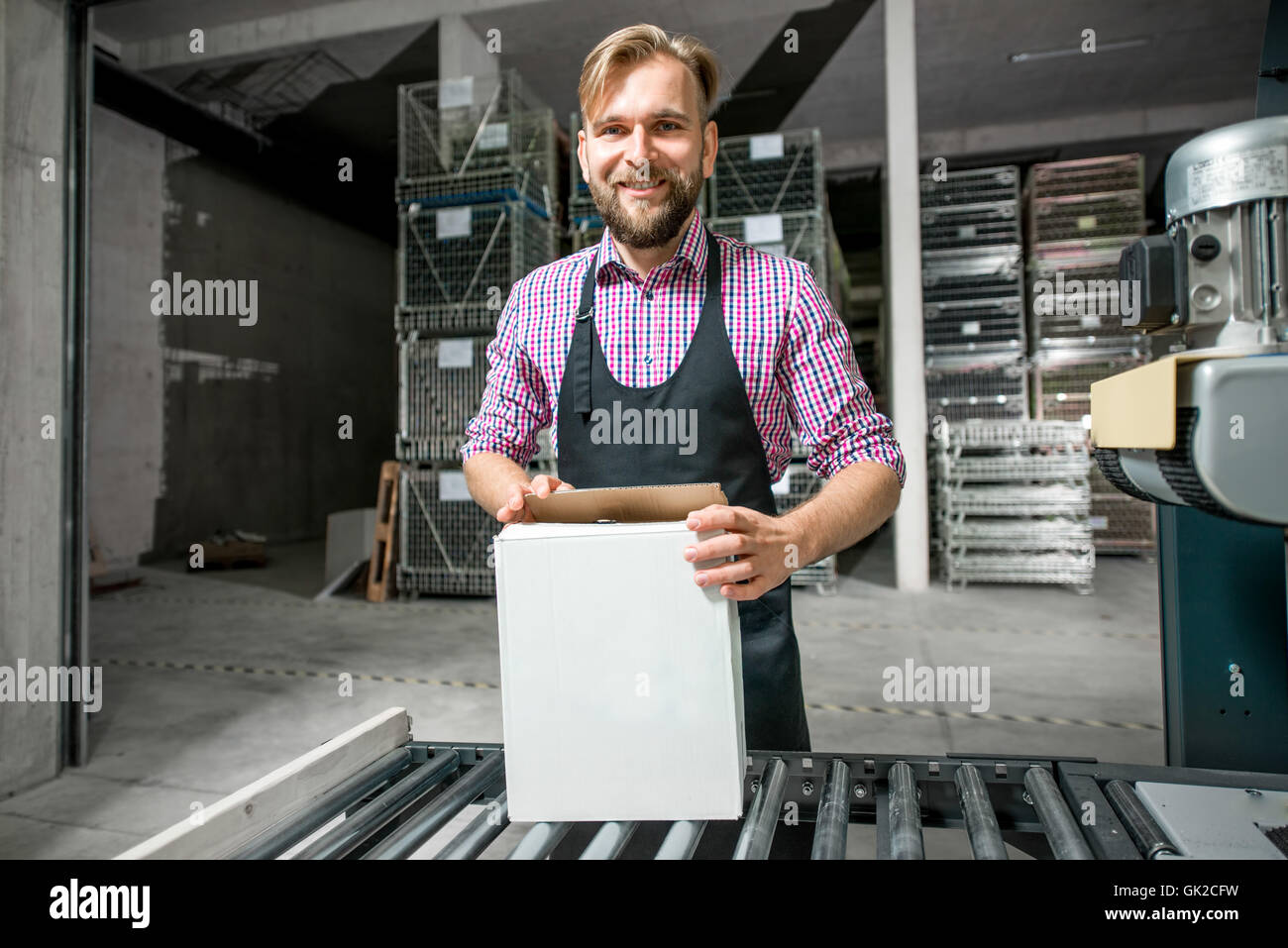 Packer on the packaging line Stock Photo - Alamy