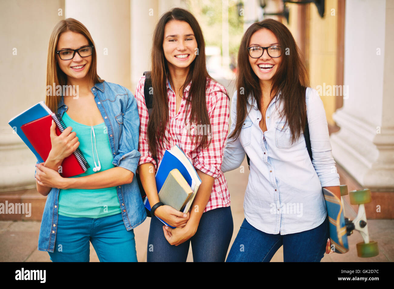 Group smiling students outdoors hi-res stock photography and images - Alamy