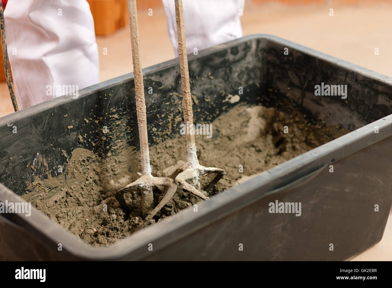 build mortar construction worker Stock Photo - Alamy