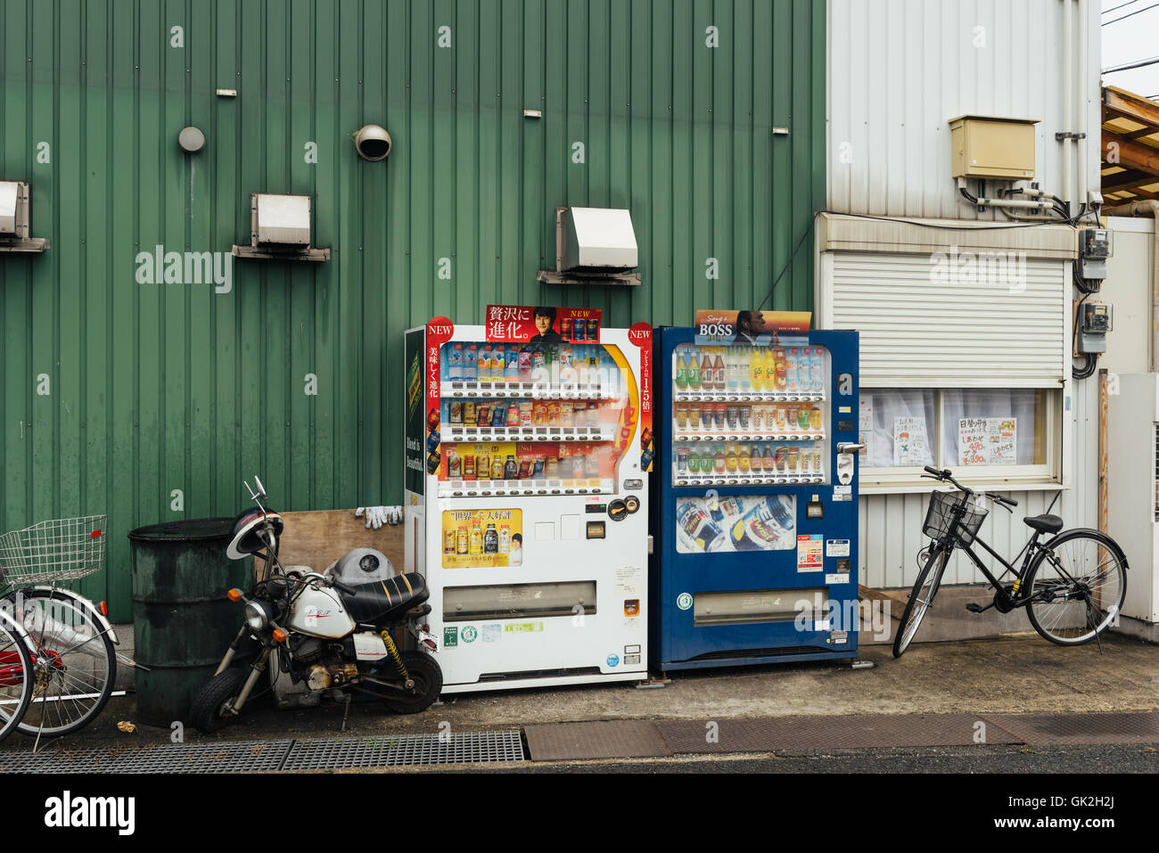 Soft drink vending machines hi-res stock photography and images - Alamy
