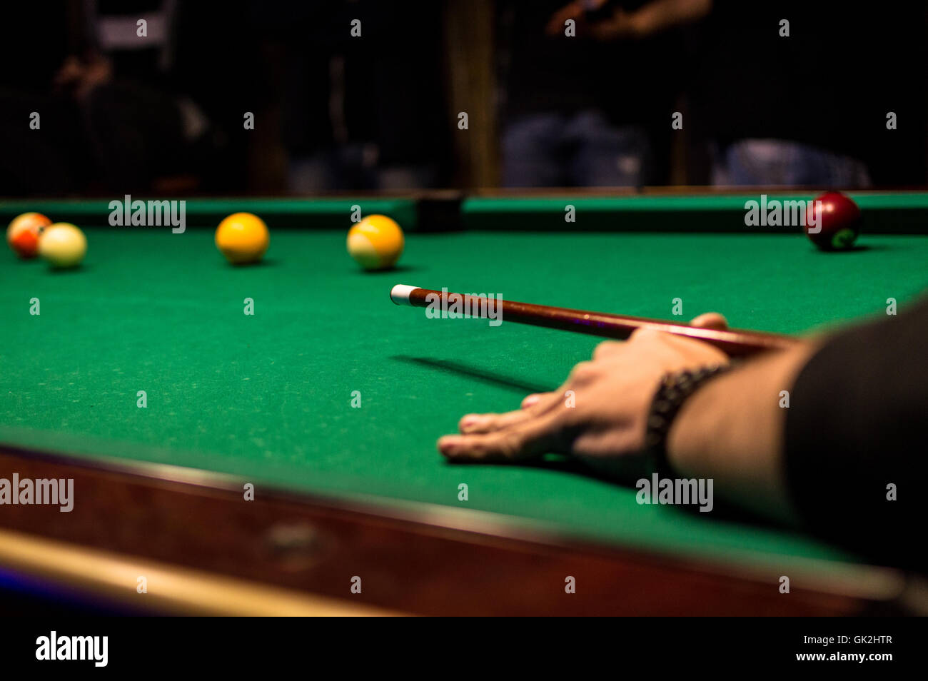 Cue on pool table hi-res stock photography and images - Alamy