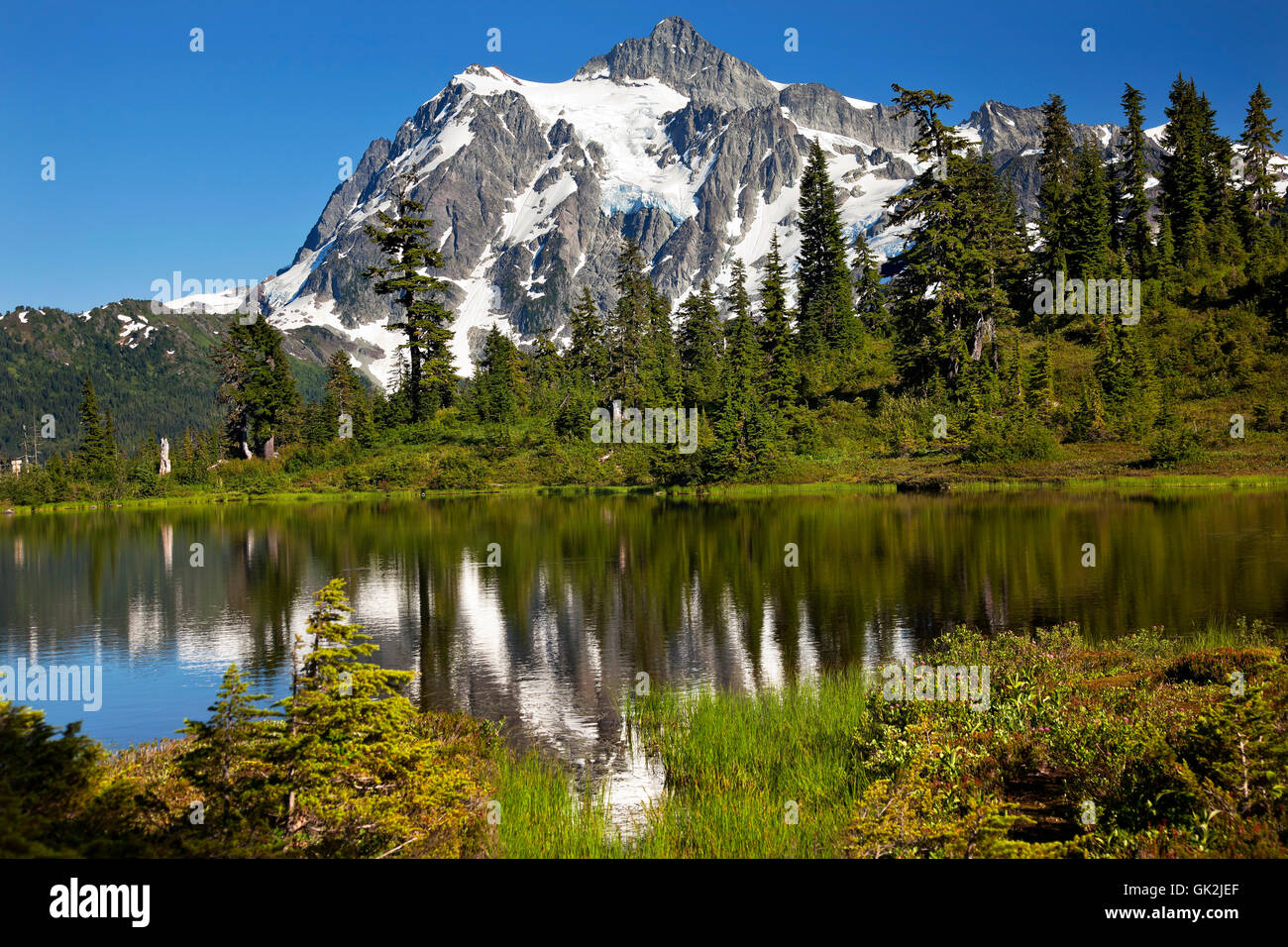 reflection pacific salt water Stock Photo - Alamy