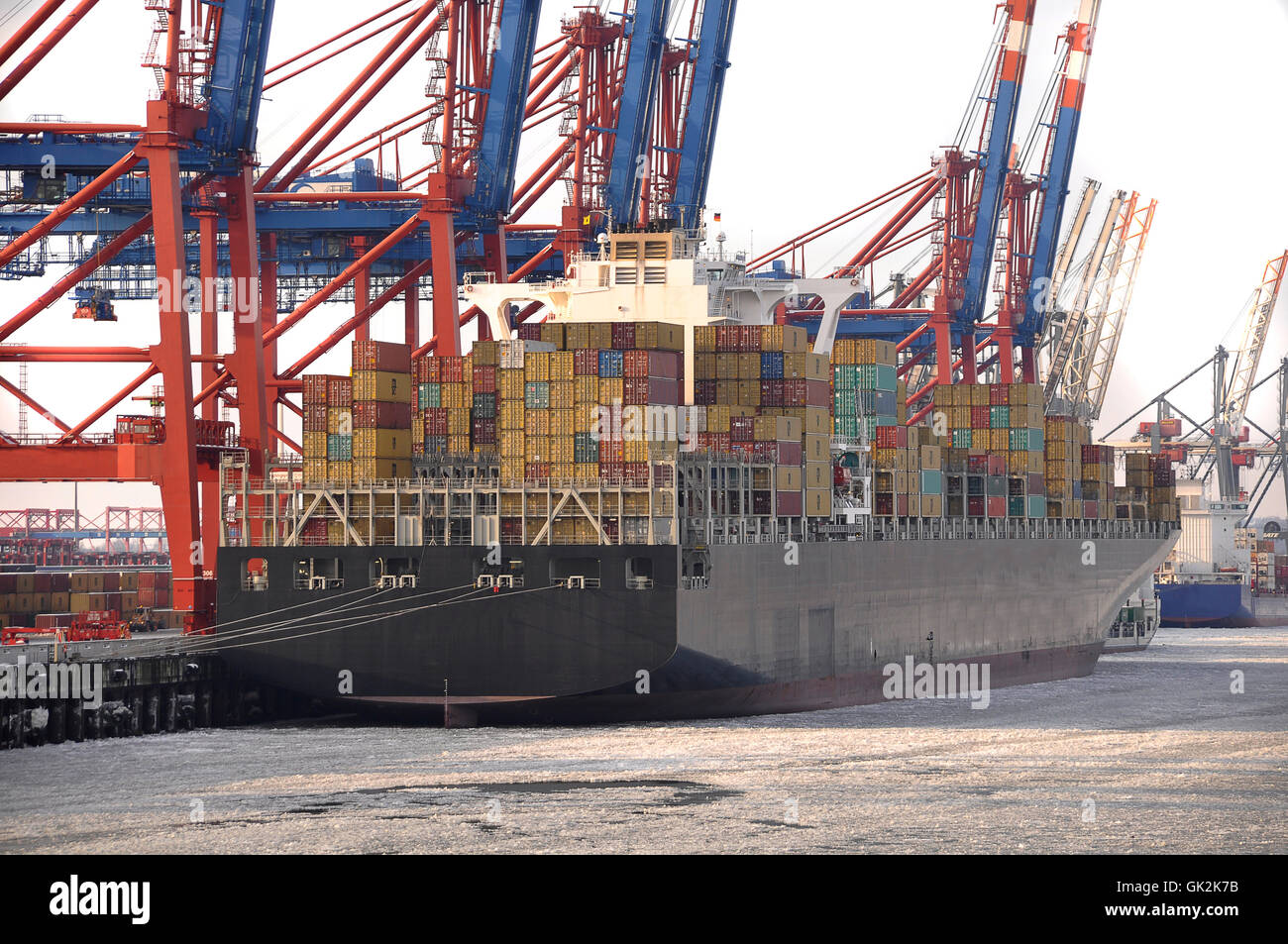 cranes ship discharge Stock Photo - Alamy