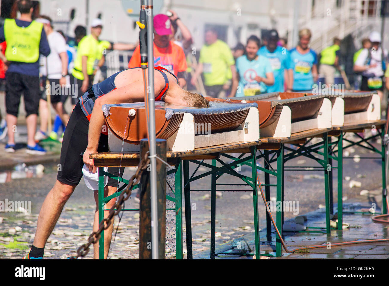 Marathon runner water hi-res stock photography and images - Alamy