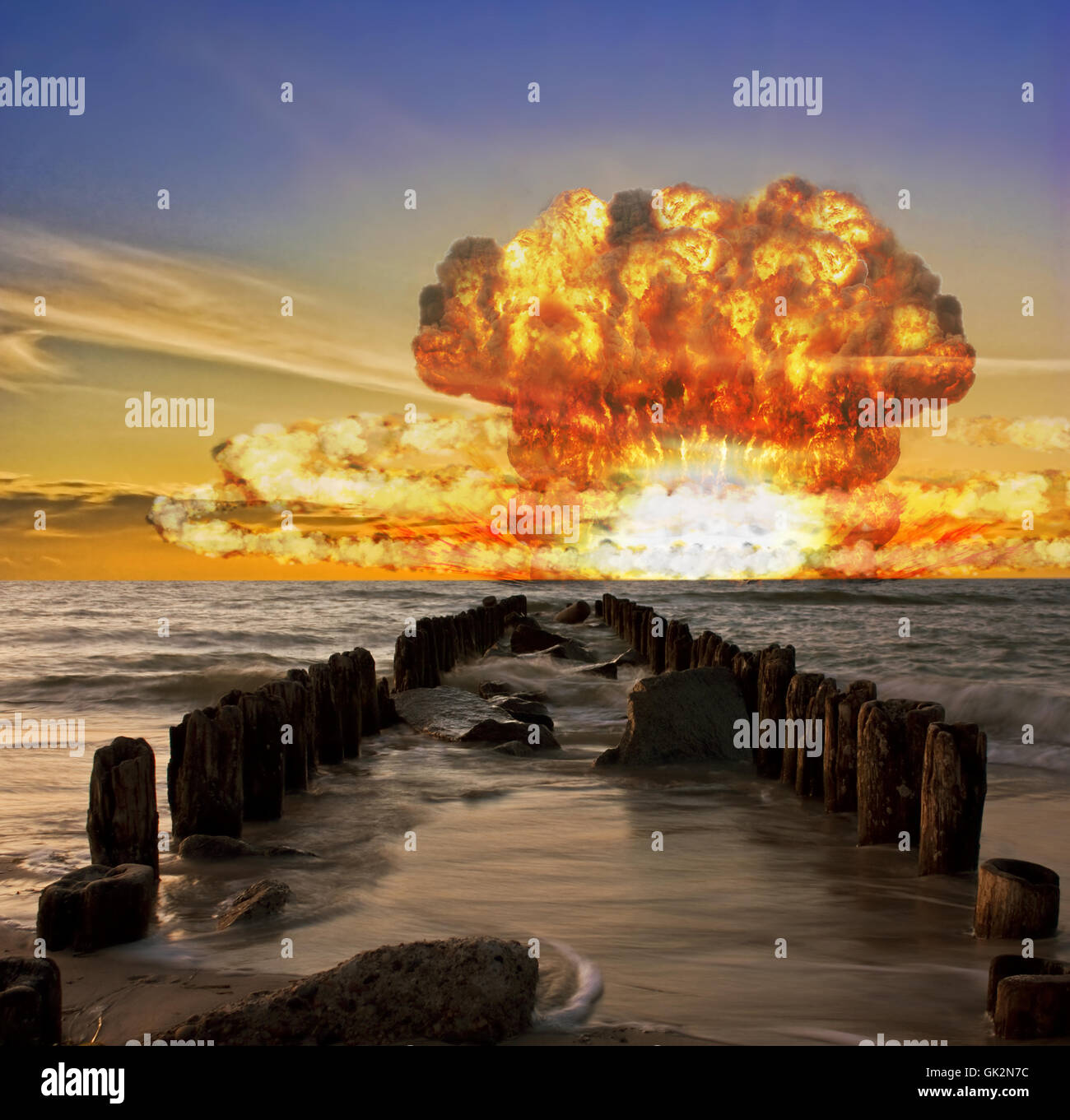 Atomic bomb blast mushroom cloud hi-res stock photography and images ...