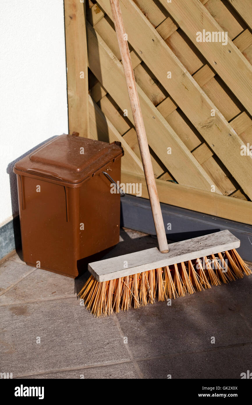 Broom bucket symbol hi-res stock photography and images - Alamy