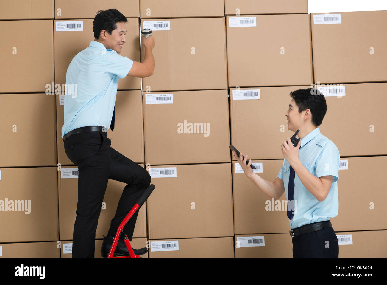 Logistics warehouse staff scan cargo Stock Photo - Alamy