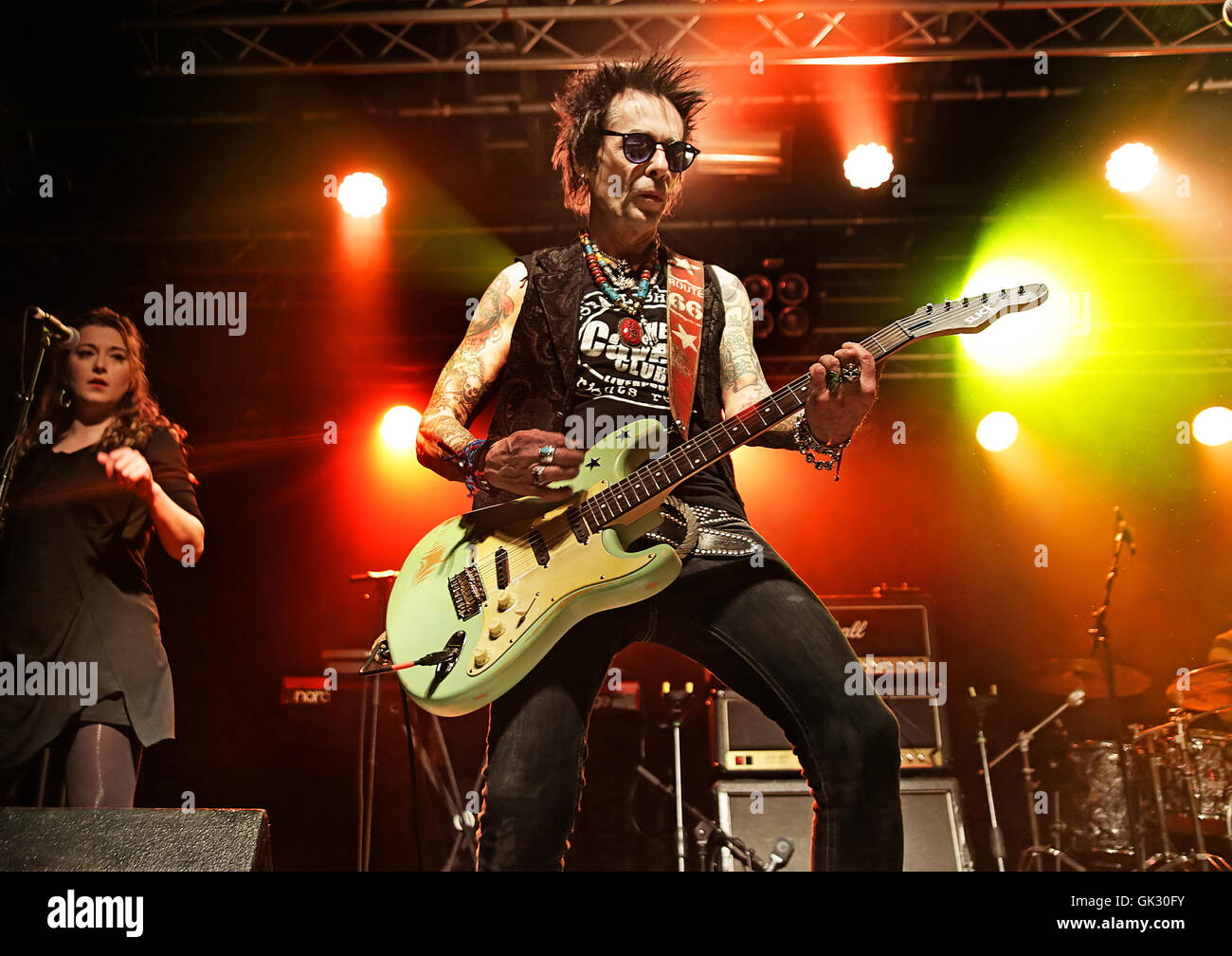 Earl Slick and Bernard Fowler Performing David Bowie's 'Station to ...