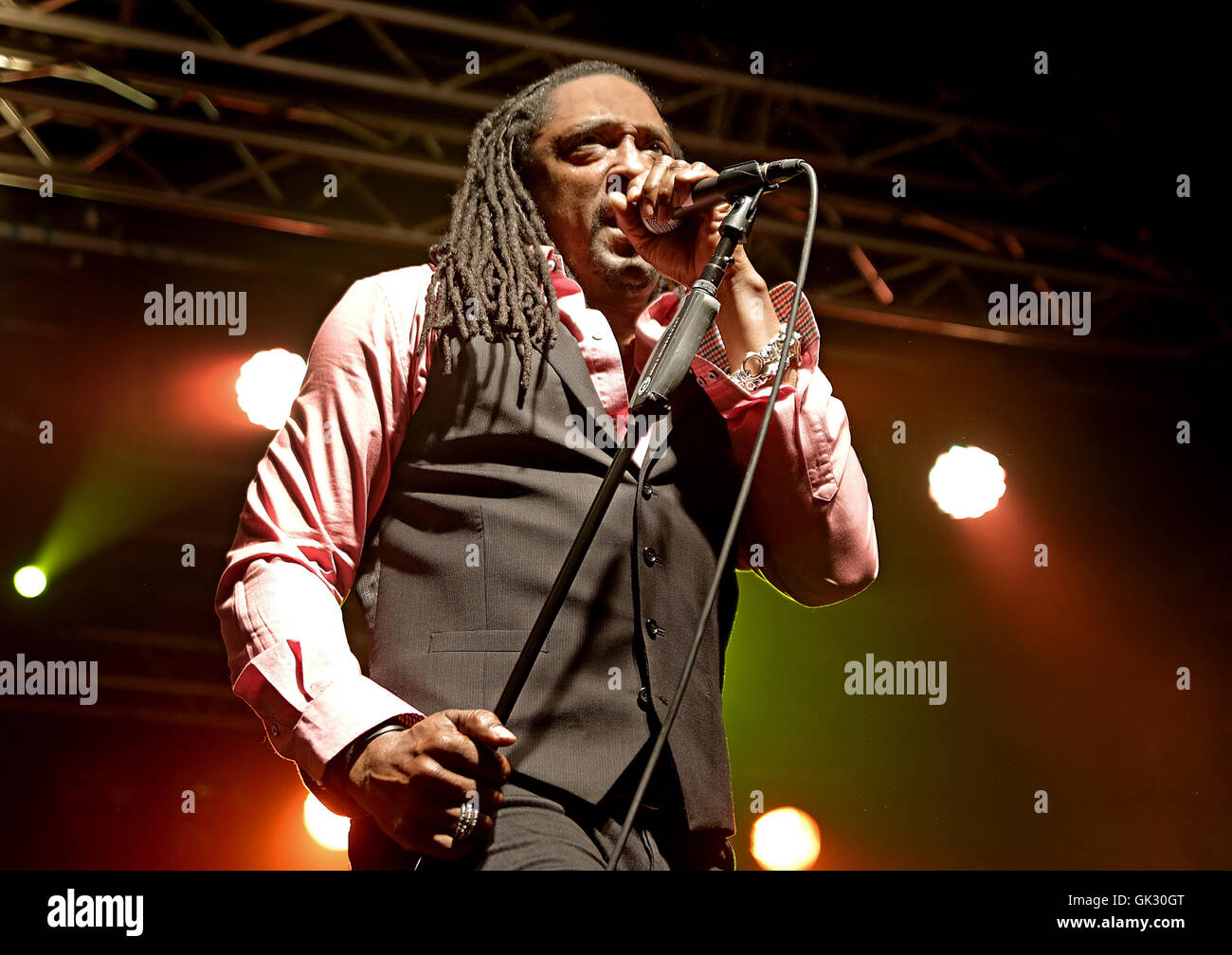 Earl Slick and Bernard Fowler Performing David Bowie's 'Station to ...