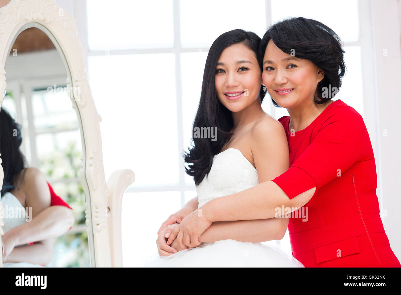 Bride and mother hug Stock Photo - Alamy