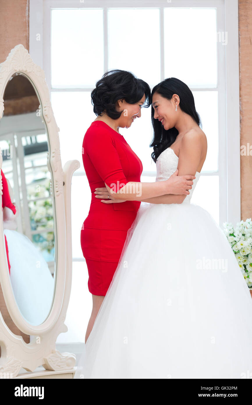 Bride and mother hug Stock Photo - Alamy