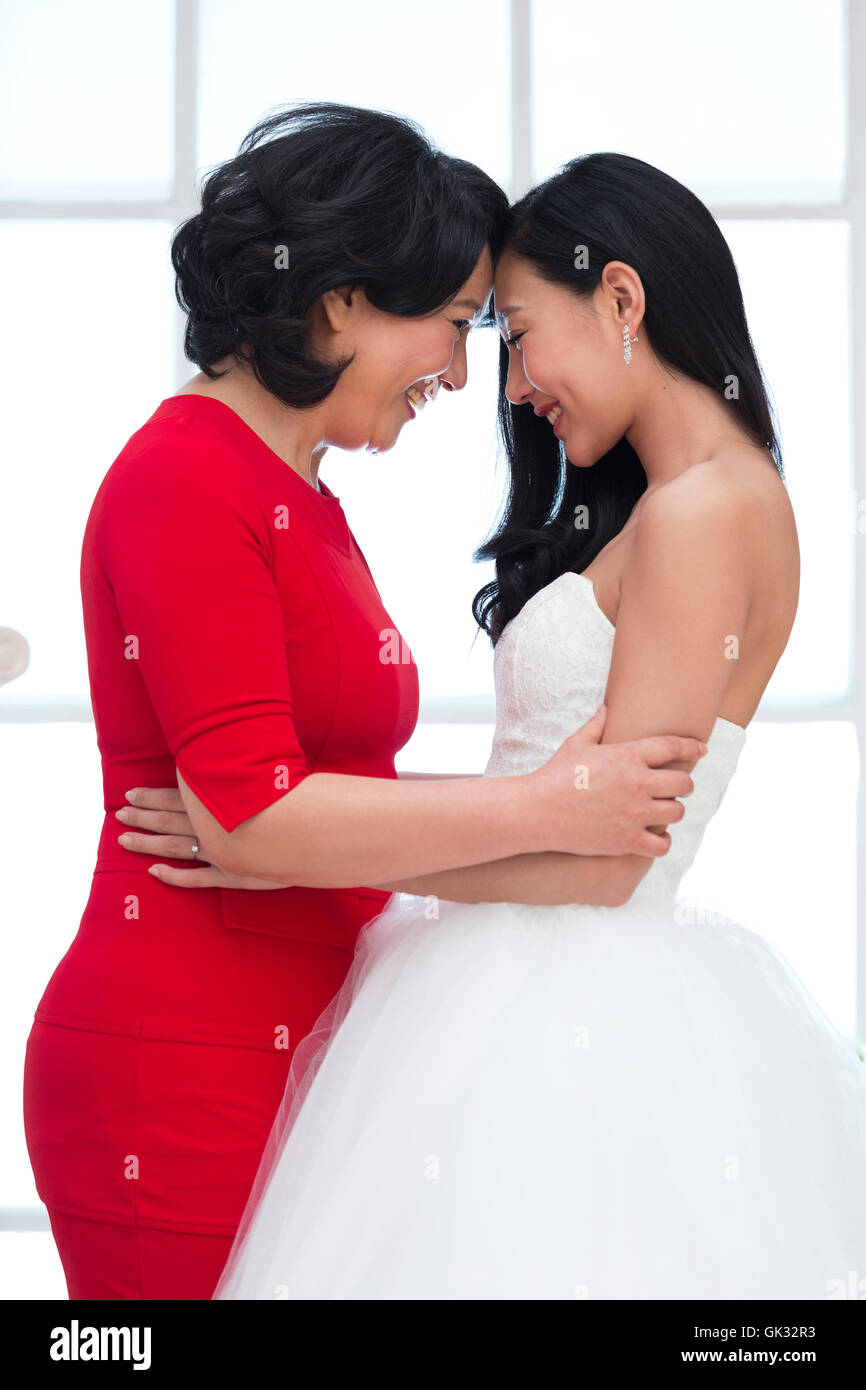 Bride and mother hug Stock Photo - Alamy