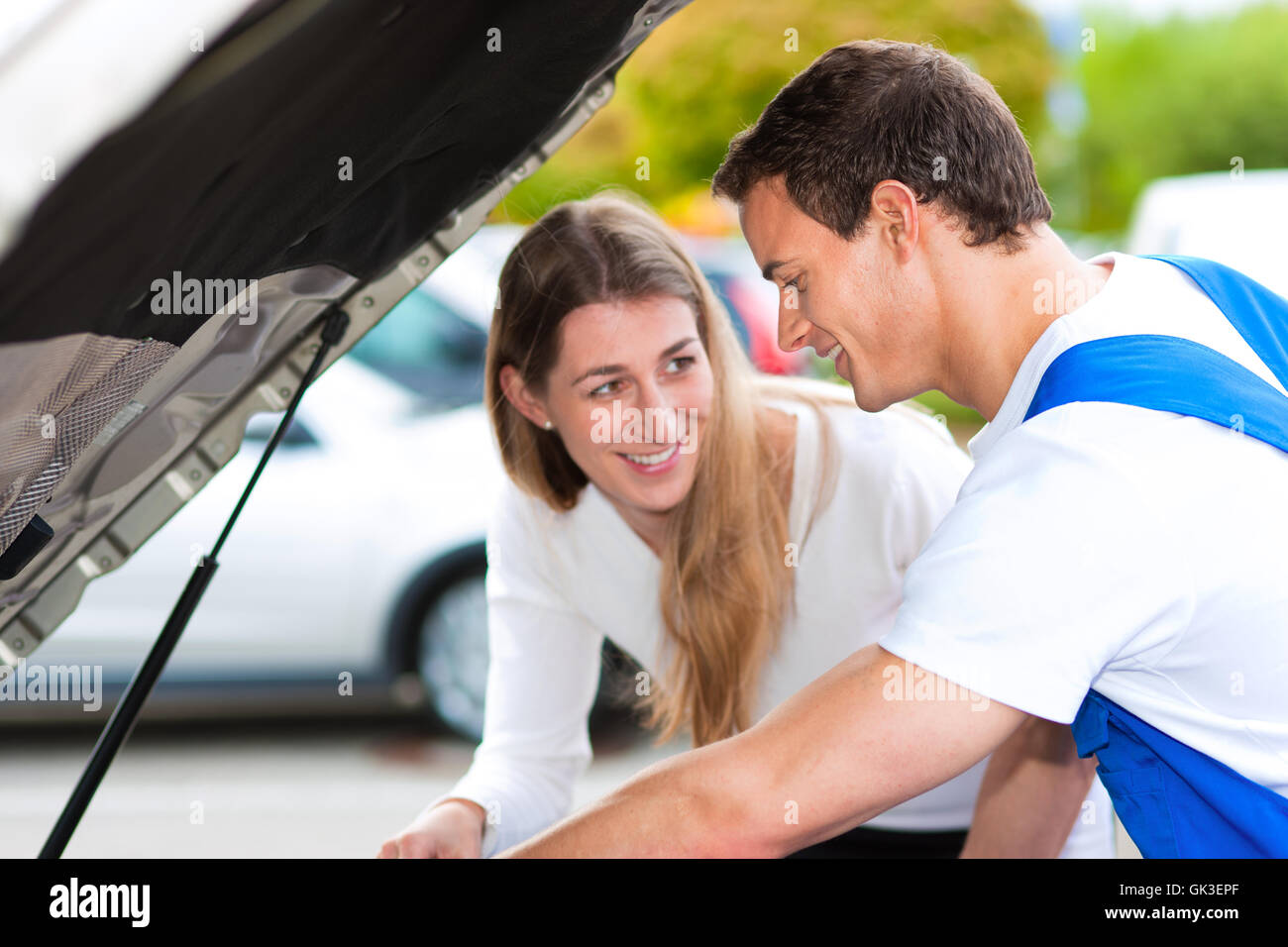woman talking to car mechanic Stock Photo - Alamy