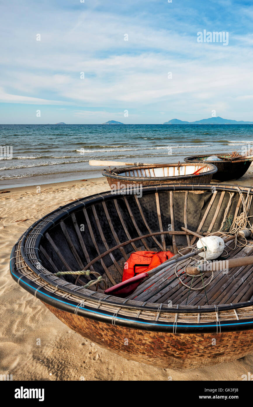 Coracles hi-res stock photography and images - Alamy