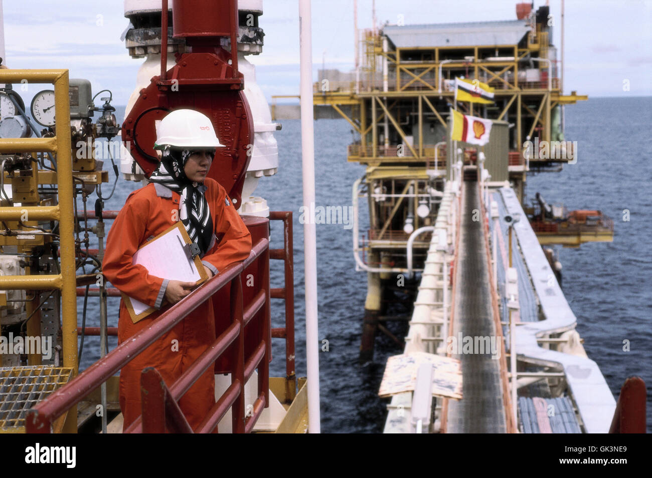 Shell oil rig worker hi-res stock photography and images - Alamy