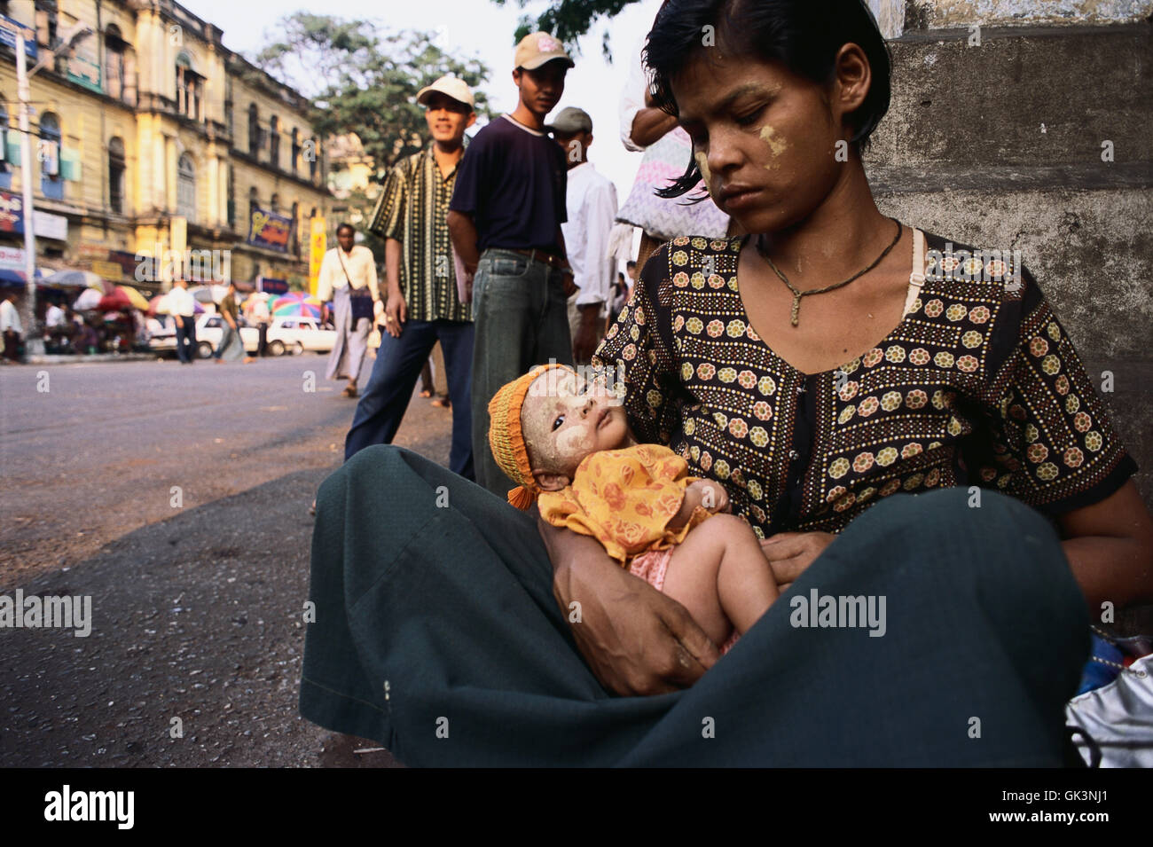 Child parents poor hi-res stock photography and images - Alamy