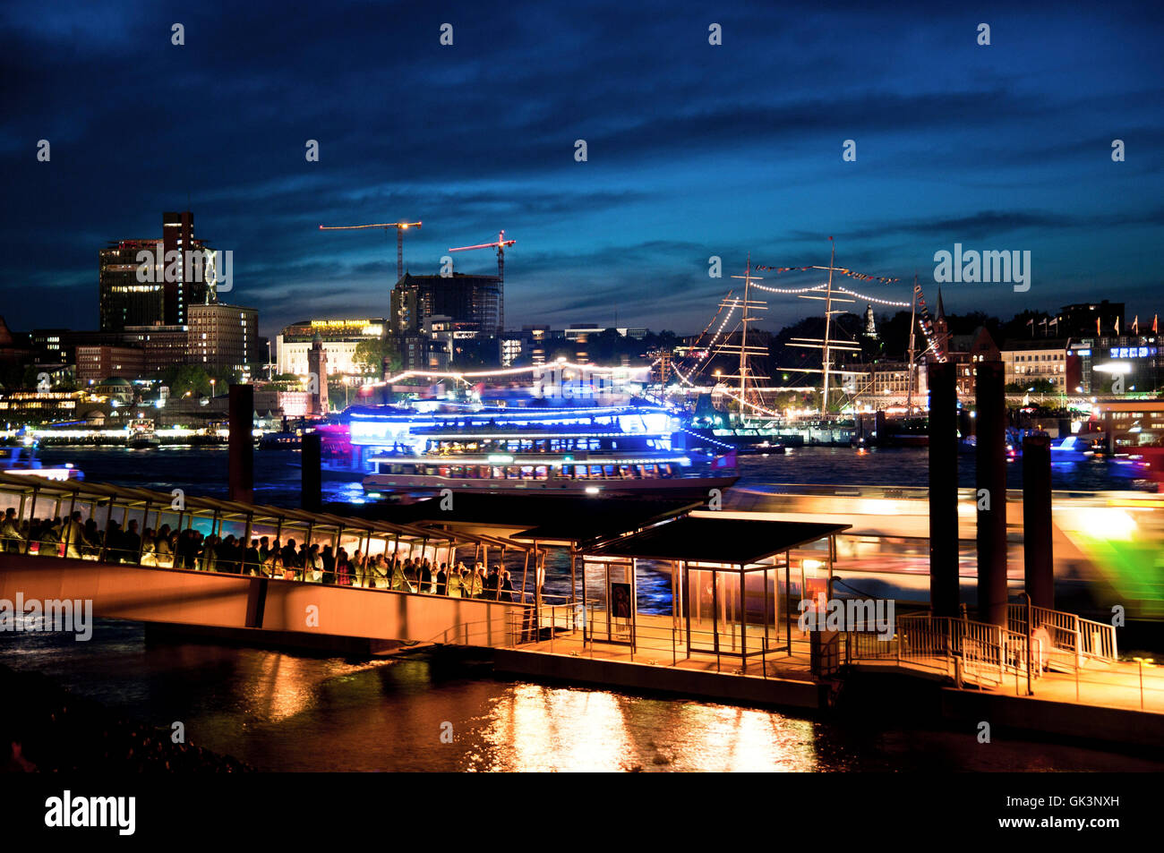 hamburg harbor at night Stock Photo - Alamy