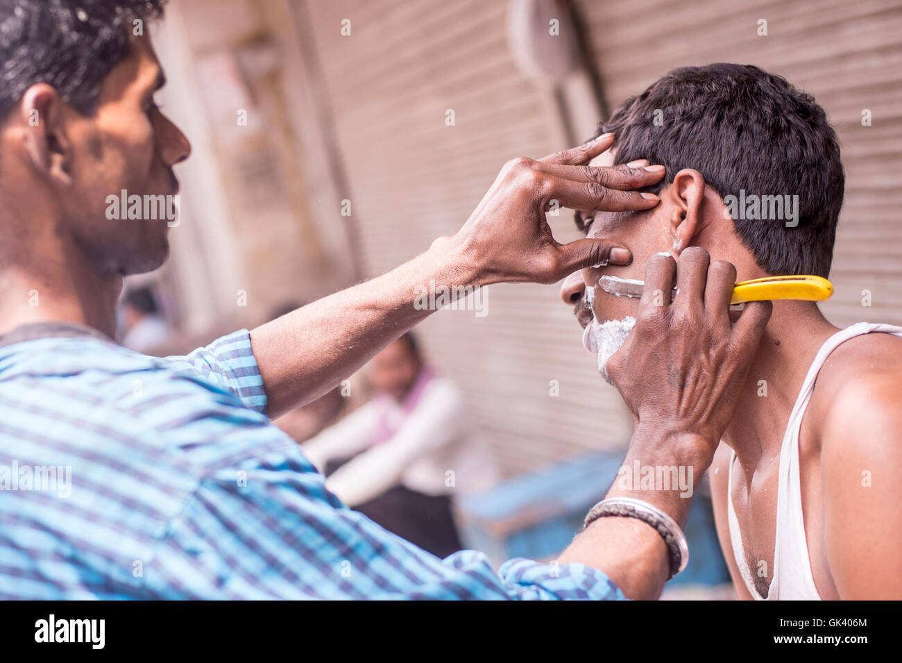 Indian street barber hi-res stock photography and images - Alamy