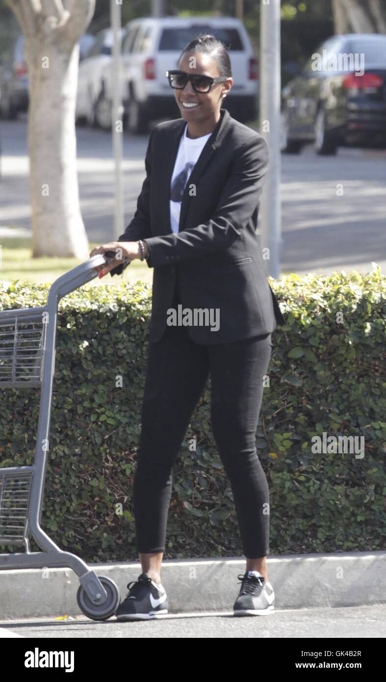 Kelly Rowland smiling for the cameras after shopping at Bristol Farms ...