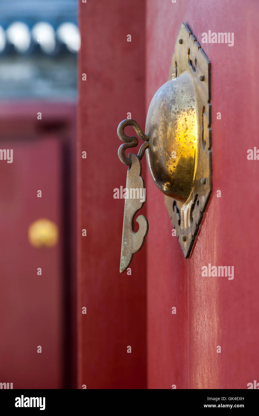 Beijing courtyard door Stock Photo - Alamy