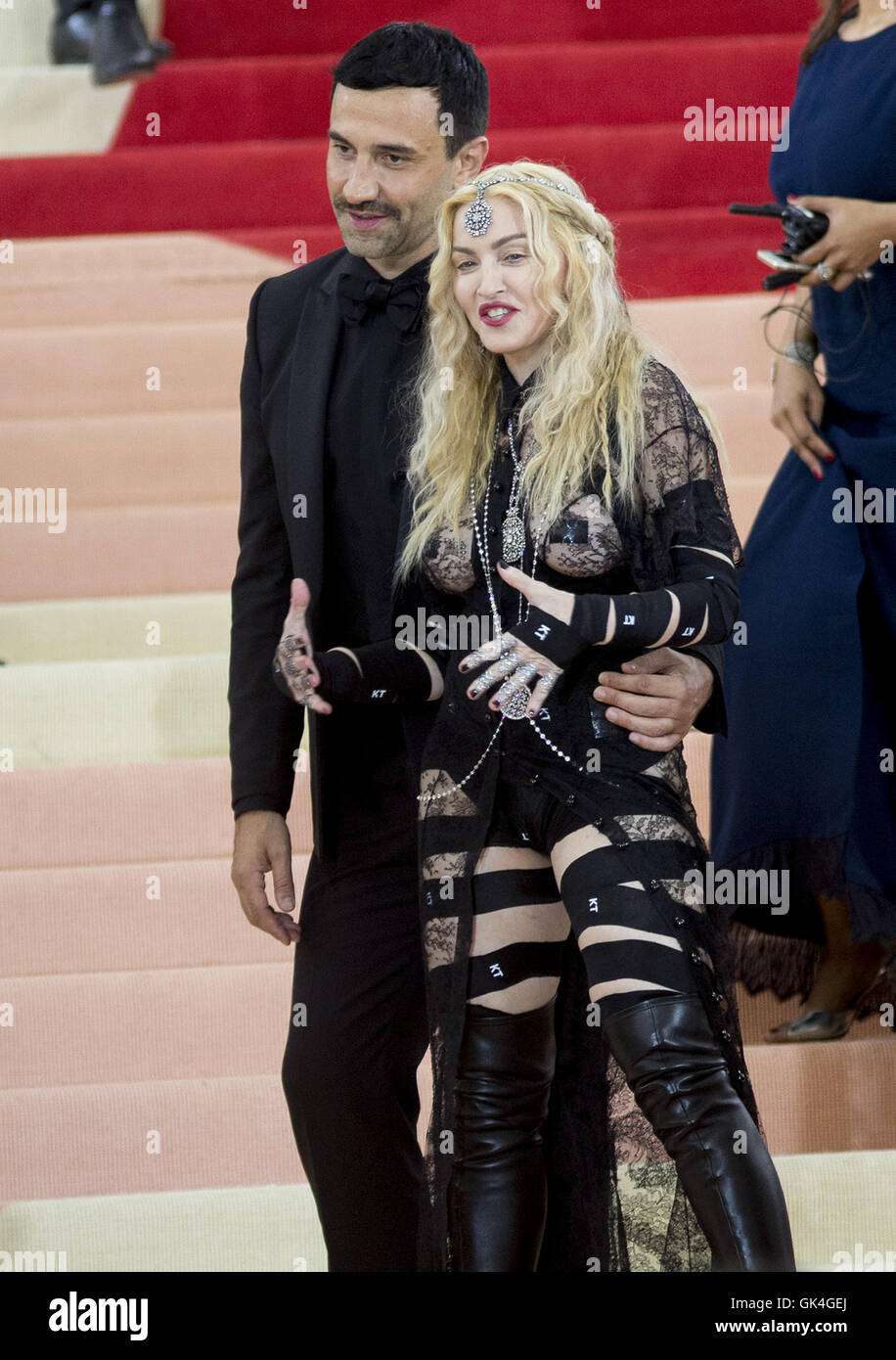 Manus x Machina: Fashion In An Age Of Technology' Costume Institute ...