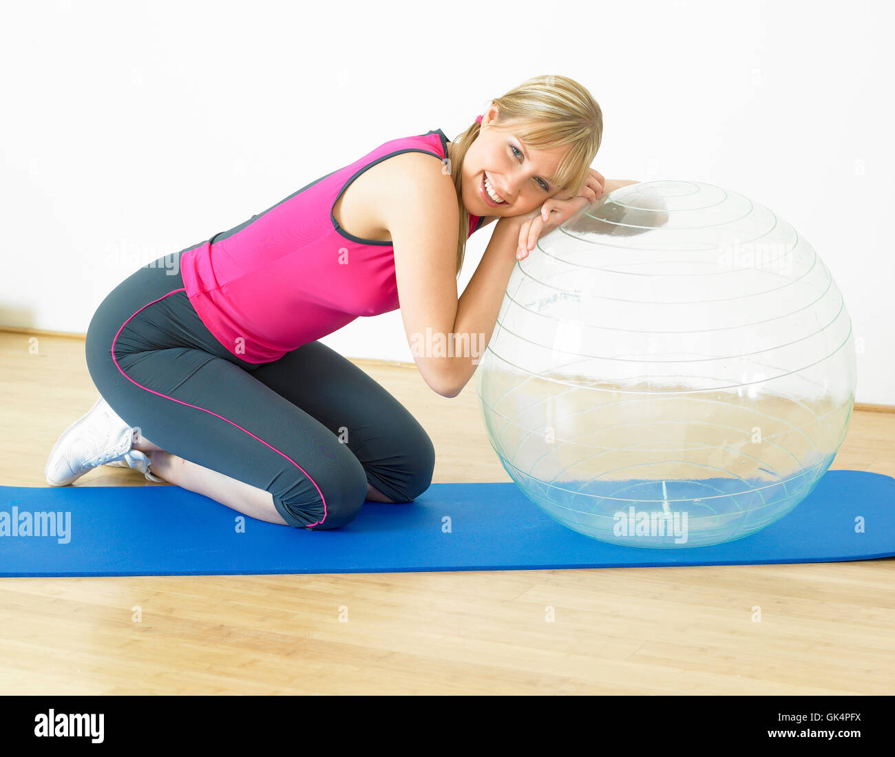 Teenagers doing sport hi-res stock photography and images - Alamy