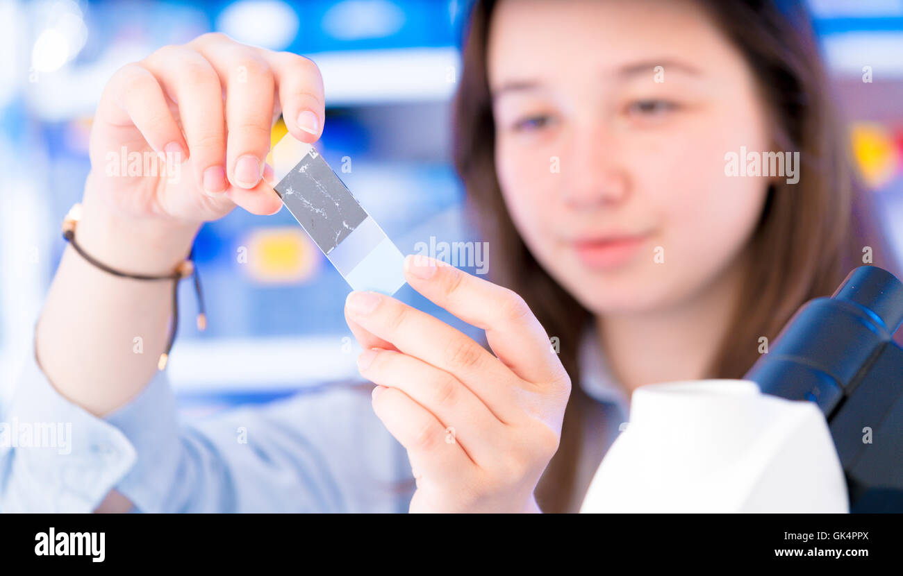 Science lab school girls hi-res stock photography and images - Alamy
