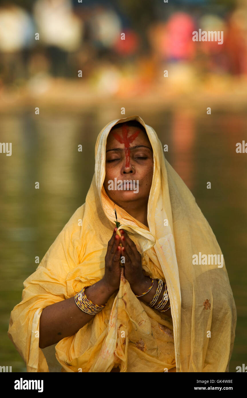 Delhi women praying hi-res stock photography and images - Alamy