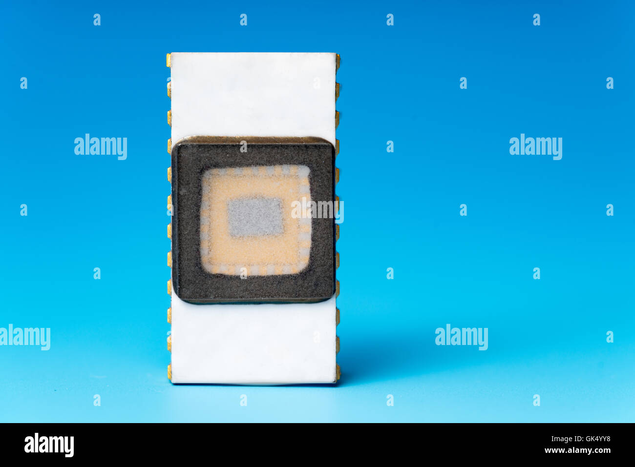 Blue glowing quantum processor hi-res stock photography and images - Alamy