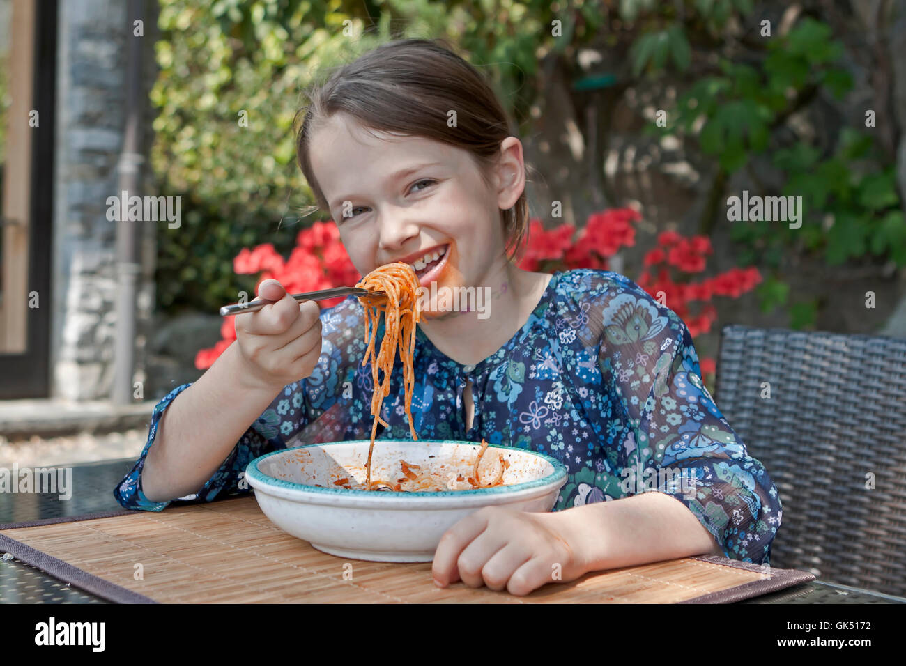 girl eating spaghetti Stock Photo - Alamy