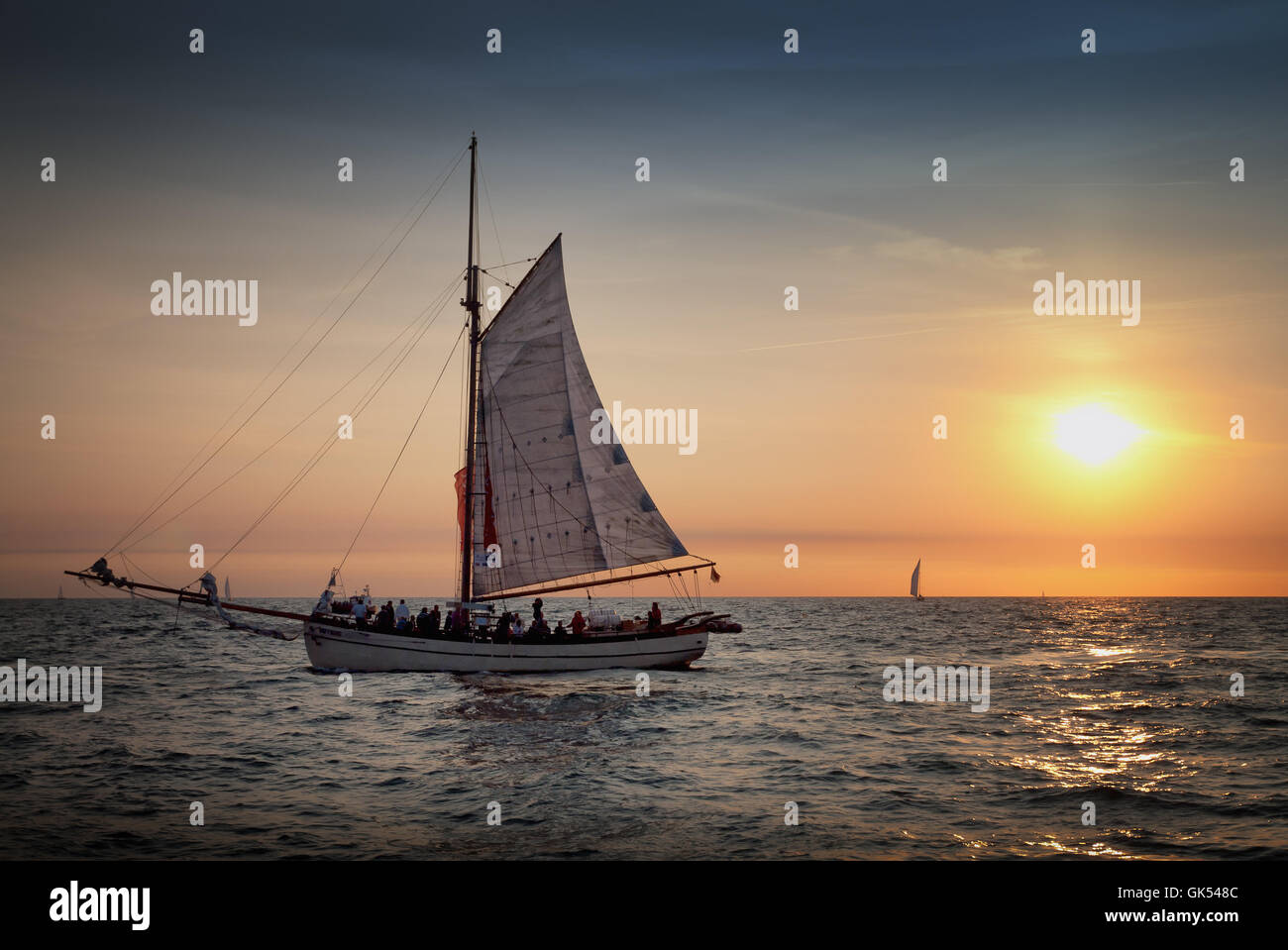 sunset sailing ship sailing boat Stock Photo - Alamy