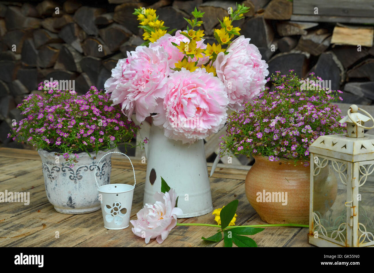 Garden table with flowers hi-res stock photography and images - Alamy