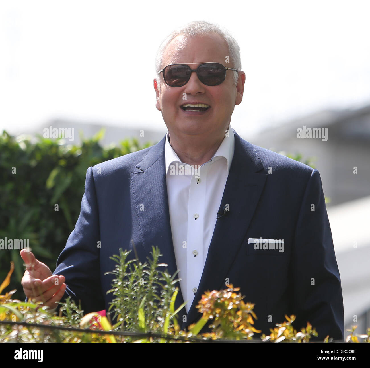 Ruth Langford and Eamonn Holmes outside filming This Morning show ...
