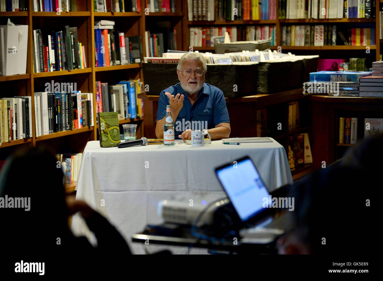 Oscar Antonio Di Marco sign copies of his book 'Letra Urbana Encuentros ...