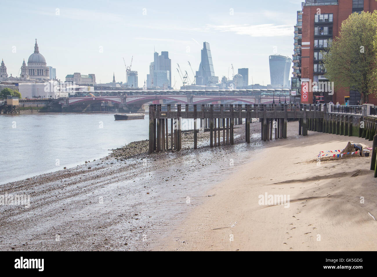 London enjoys a sunny weekend Featuring: Atmosphere Where: London ...