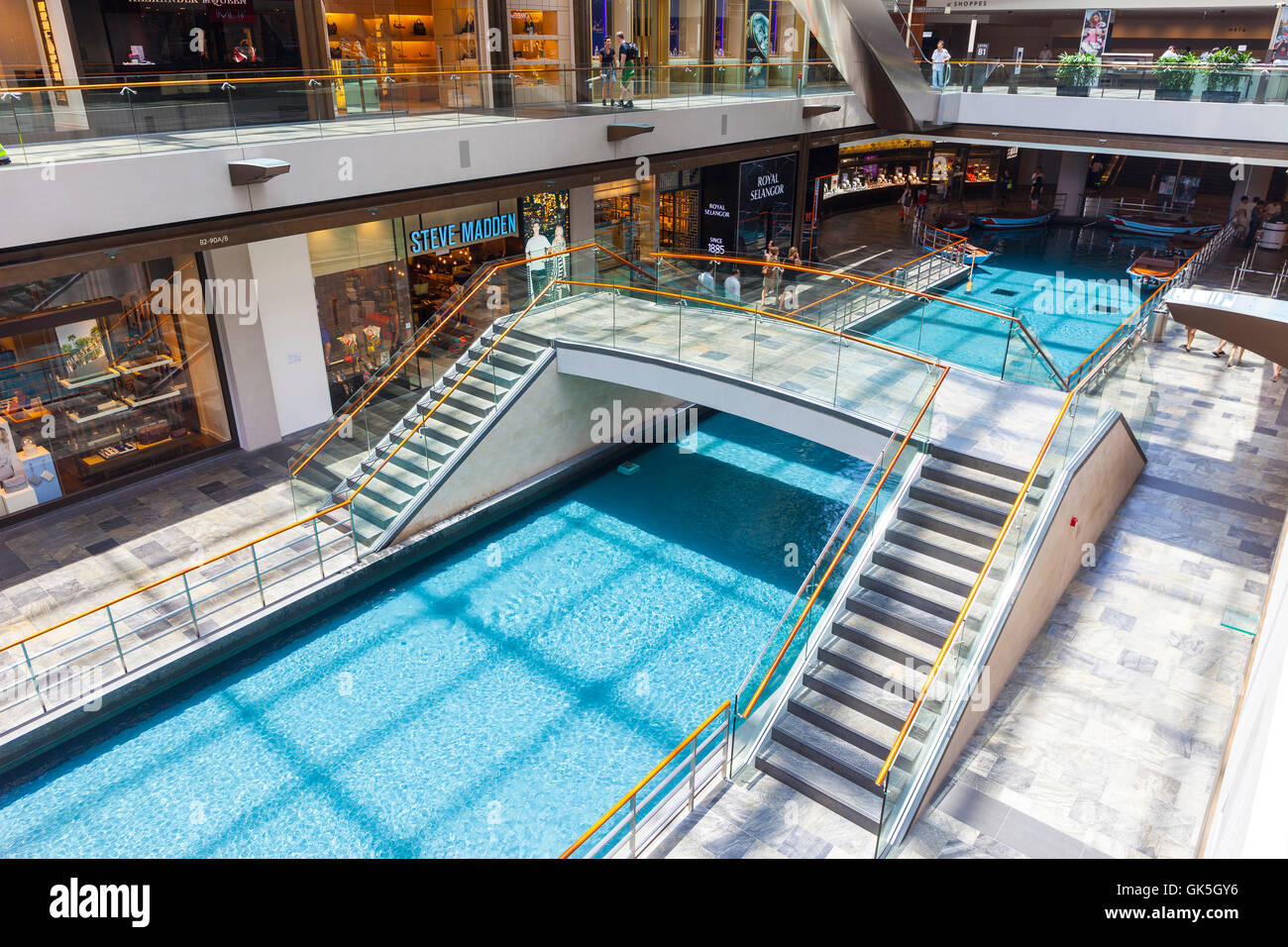 Singapore Marina Bay Sands Shopping Mall Stock Photo - Alamy
