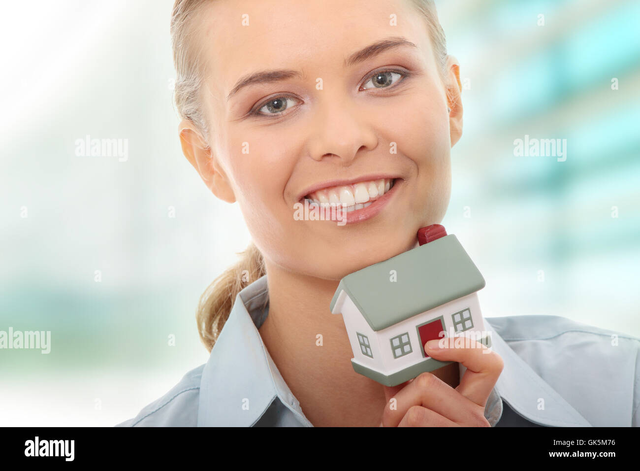 woman house building Stock Photo - Alamy
