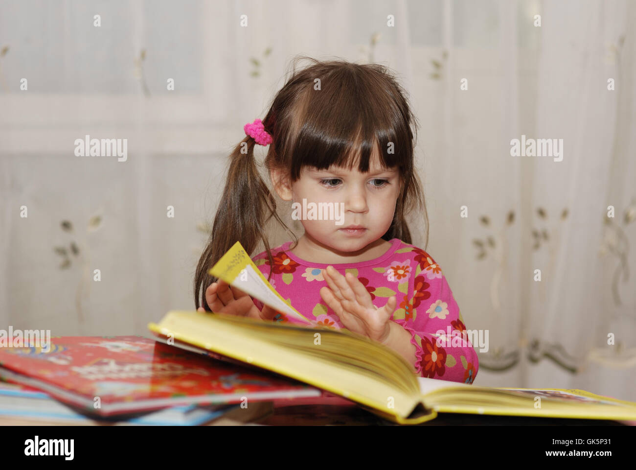 child reading the book Stock Photo - Alamy