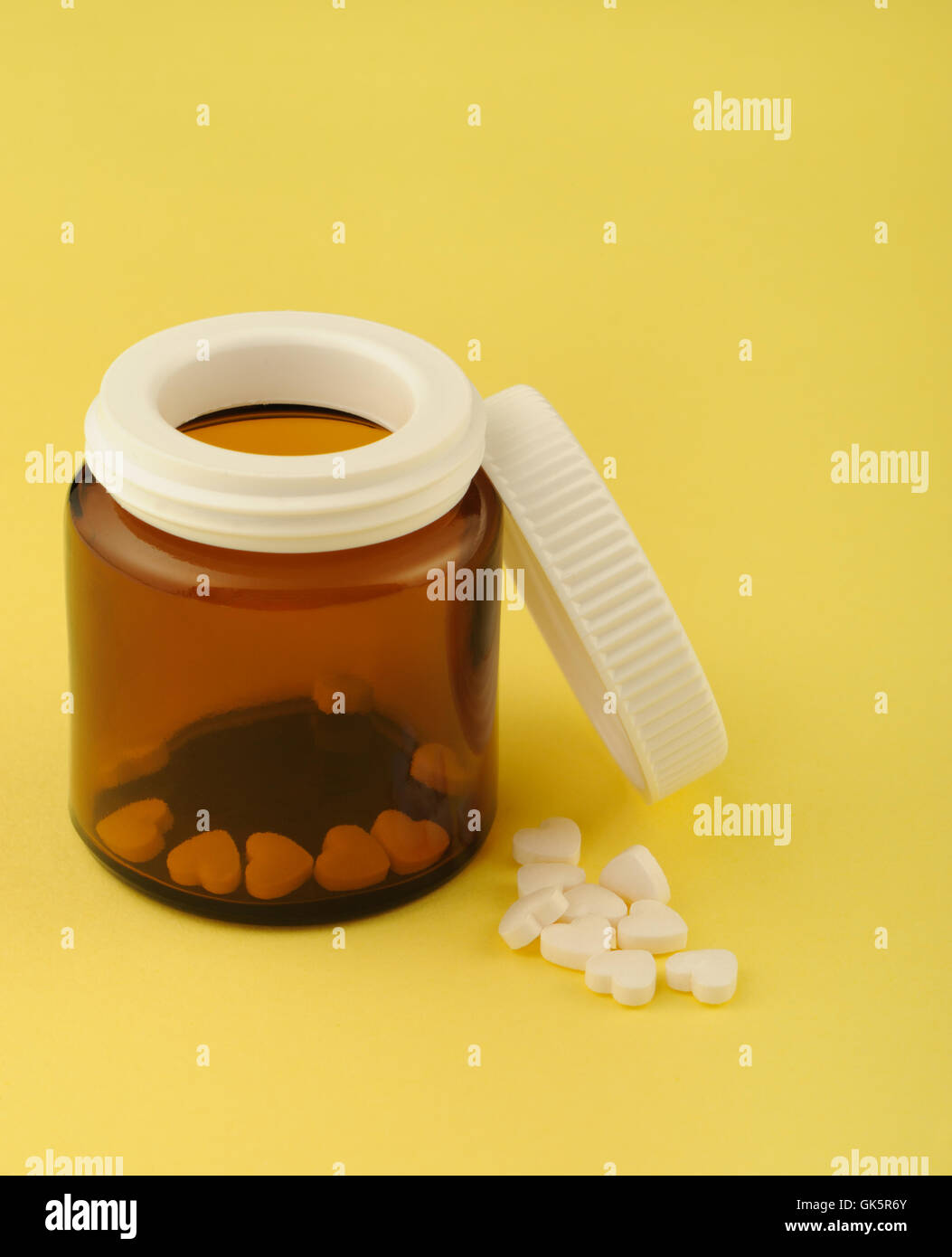 Tablets in the form of heart Stock Photo - Alamy