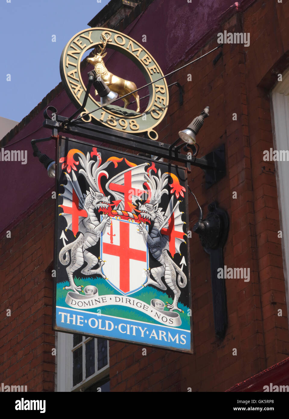 Black lion pub sign hi-res stock photography and images - Alamy