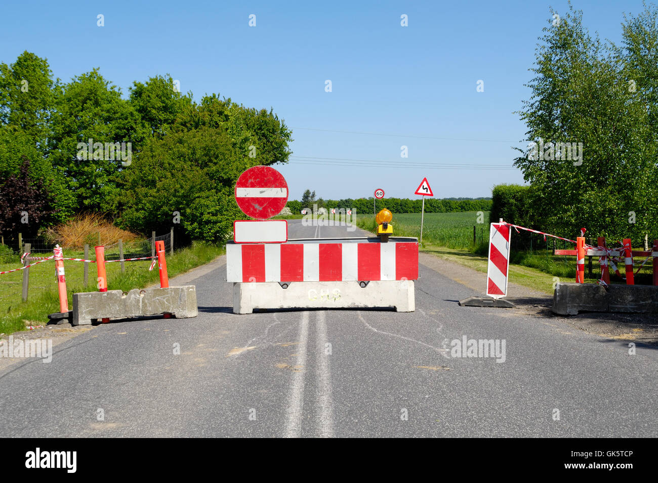 Dead end road traffic sign hi-res stock photography and images - Alamy